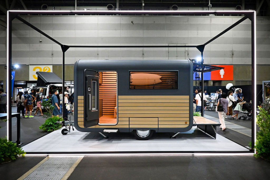 LIXIL×KWORKSのコラボレーションで実現した新しい形のキャンピングトレーラー「MIO SPACE」 | キャンピングカースタイル